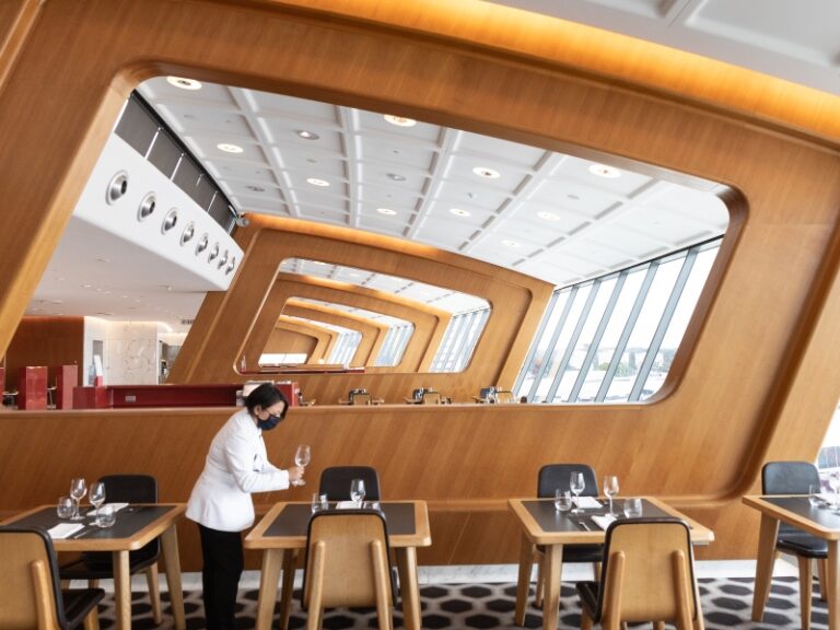 What to Expect Flying Qantas to Paris on QF33