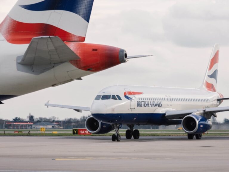 What to Expect Flying Qantas to Paris on QF33