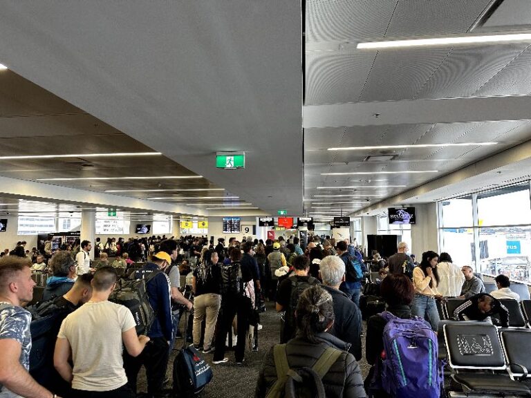 Qantas 787 Premium Economy Review (QF27 SYD-SCL)