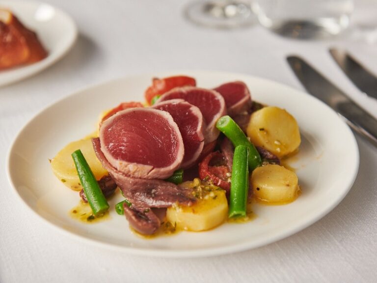 What to Expect Flying Qantas to Paris on QF33