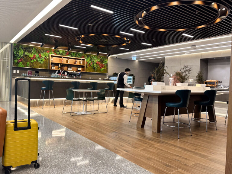 Ultimate Guide to Qatar Airways' Lounges at Doha Airport